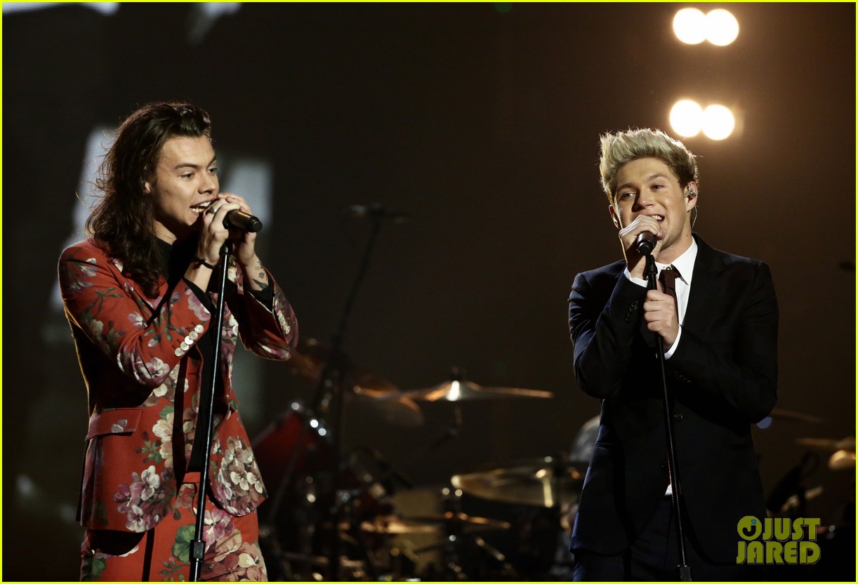 One Direction Share Hug On Stage At 'X Factor' Final After Performing ...