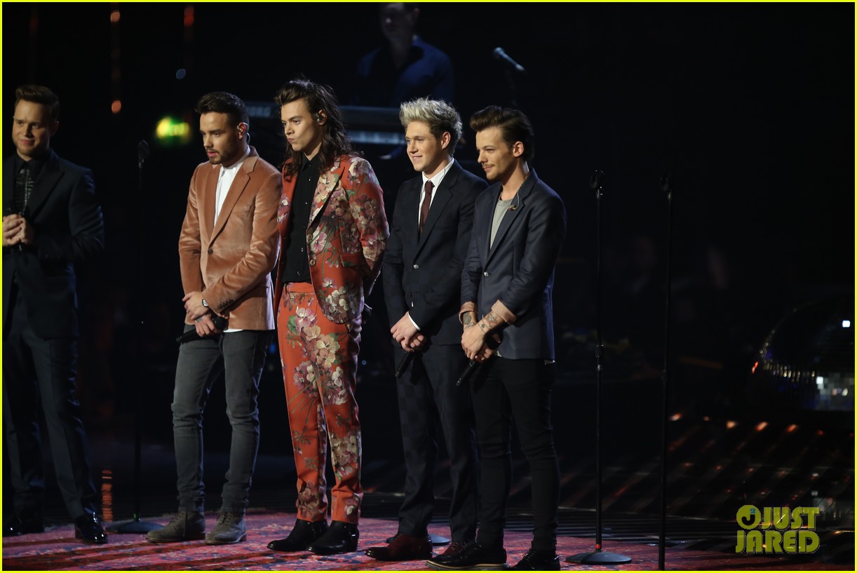 One Direction Share Hug On Stage At 'X Factor' Final After Performing ...