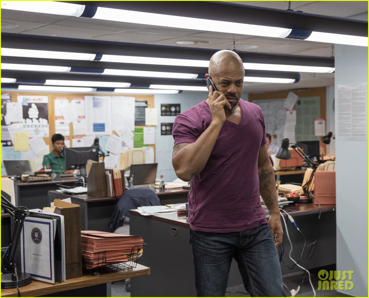 Get Your First Look Photos of Aaron Paul in Hulu's 'The Path': Photo ...