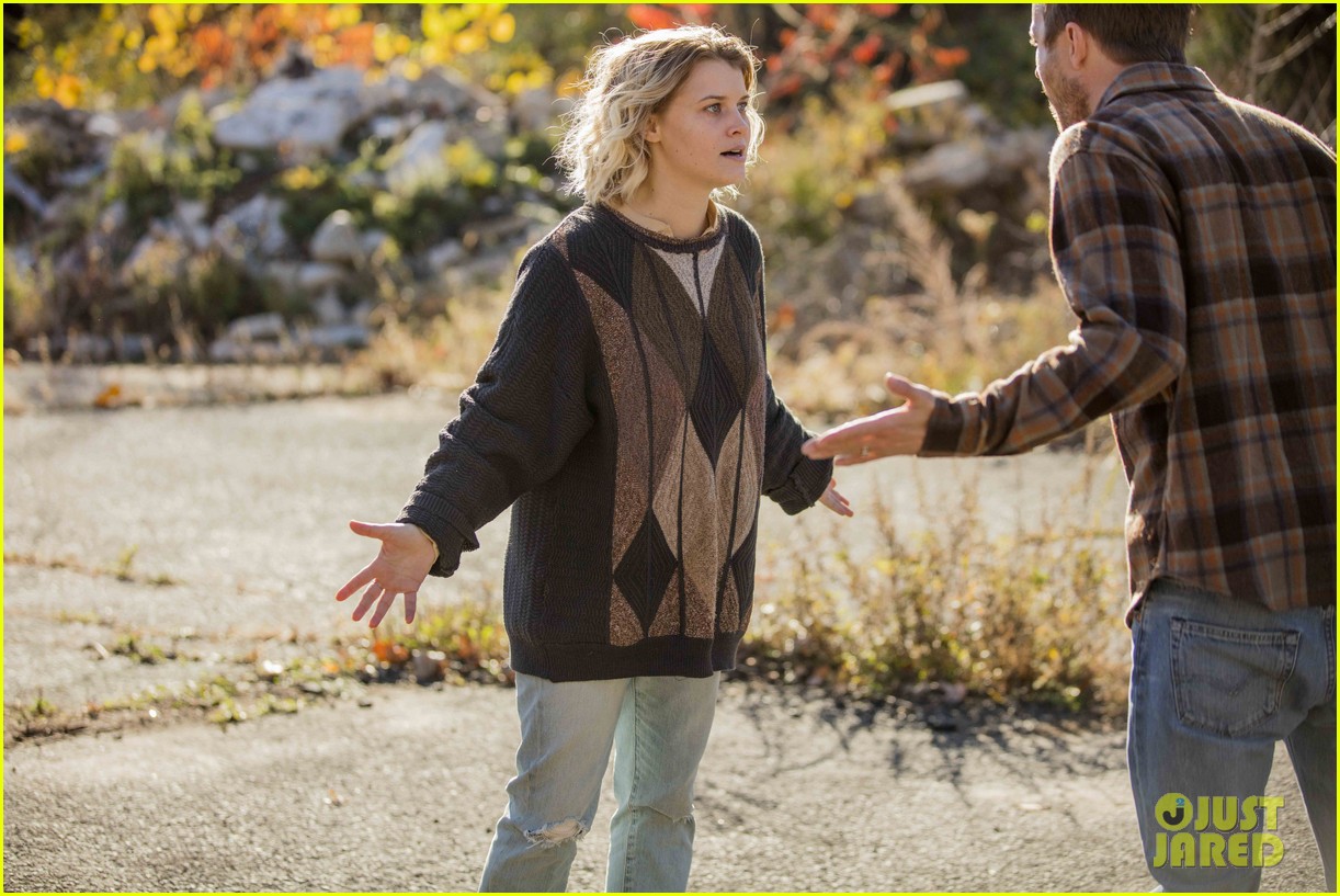 Get Your First Look Photos of Aaron Paul in Hulu's 'The Path': Photo ...