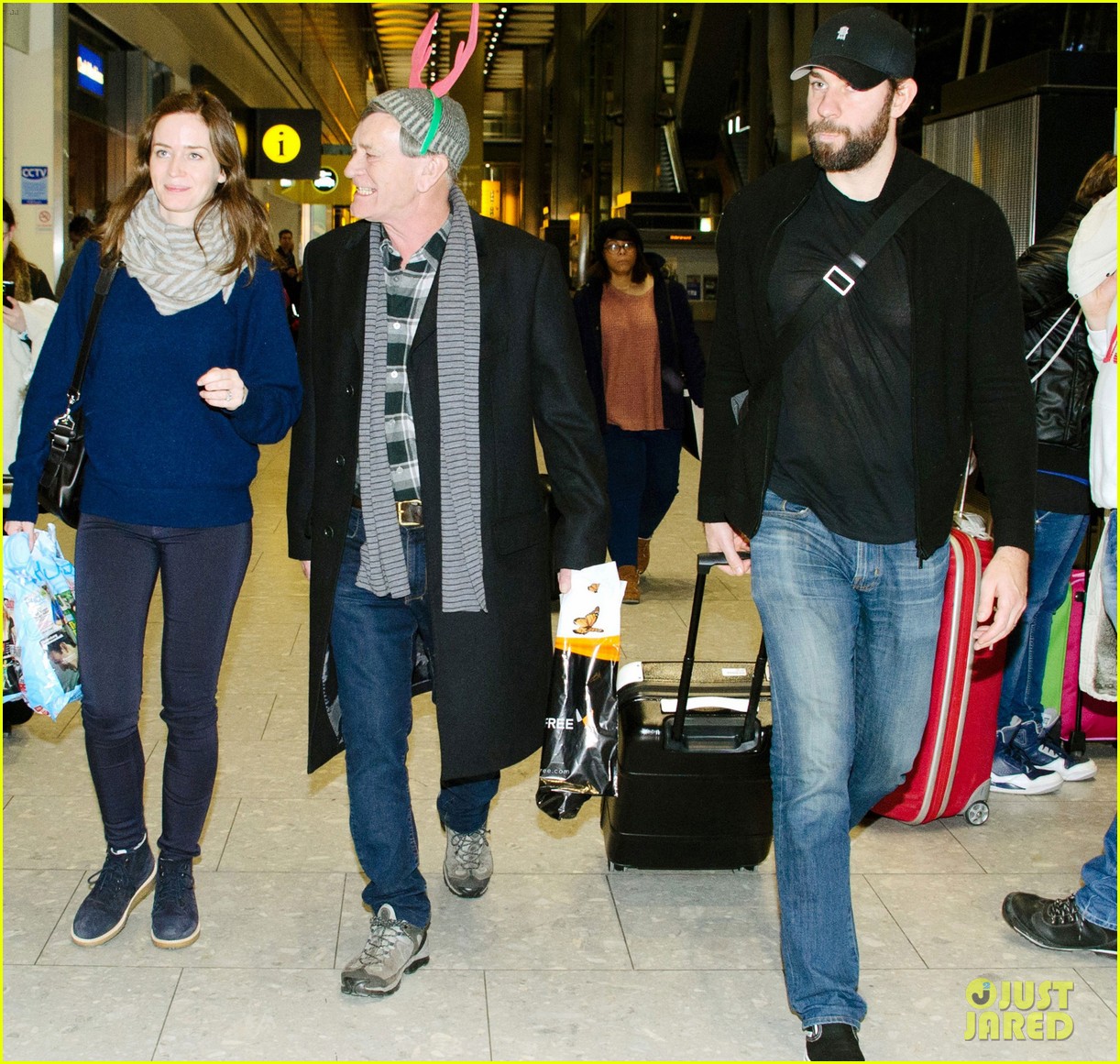 Emily Blunt's Dad Wears Reindeer Ears at the Airport!: Photo 3537783 ...
