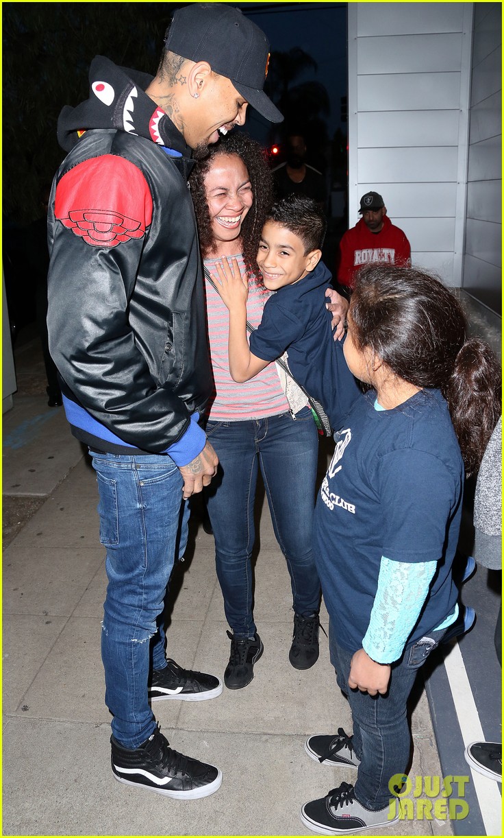 Chris Brown Hands Out Holiday Gifts at Boys & Girls Club of Hollywood ...