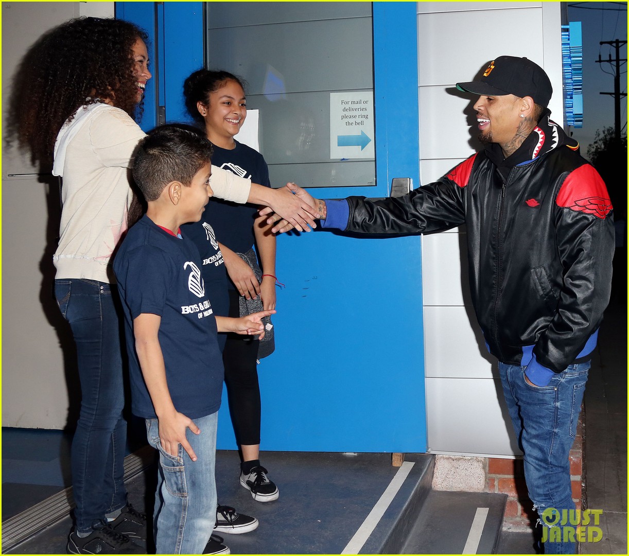 Chris Brown Hands Out Holiday Gifts at Boys & Girls Club of Hollywood ...