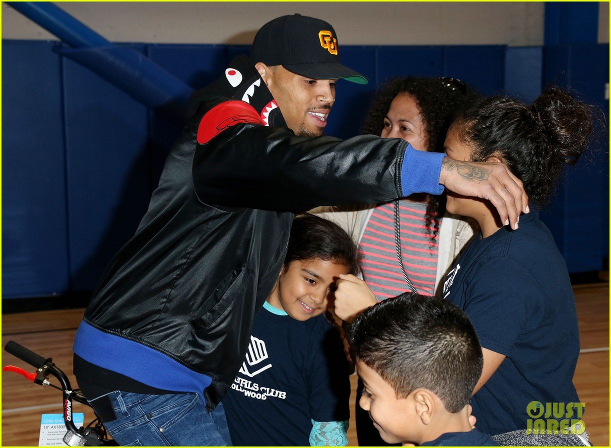 Chris Brown Hands Out Holiday Gifts at Boys & Girls Club of Hollywood ...