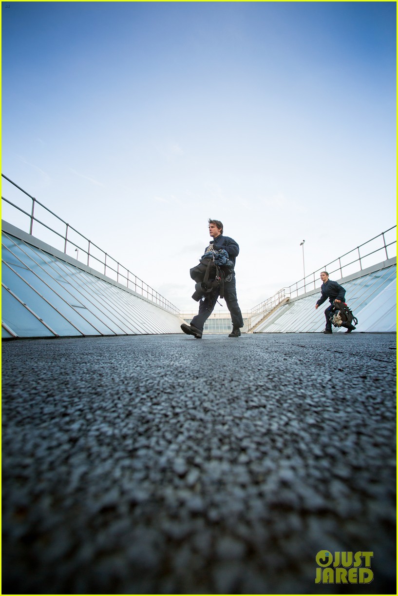 Tom Cruise Stands On a Plane in Exclusive 'Mission: Impossible - Rogue ...