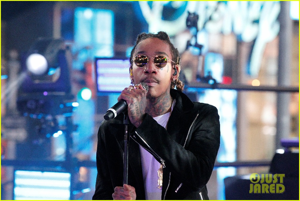 Wiz Khalifa & Charlie Puth Perform 'See You Again' on NYE 2016! (Video ...