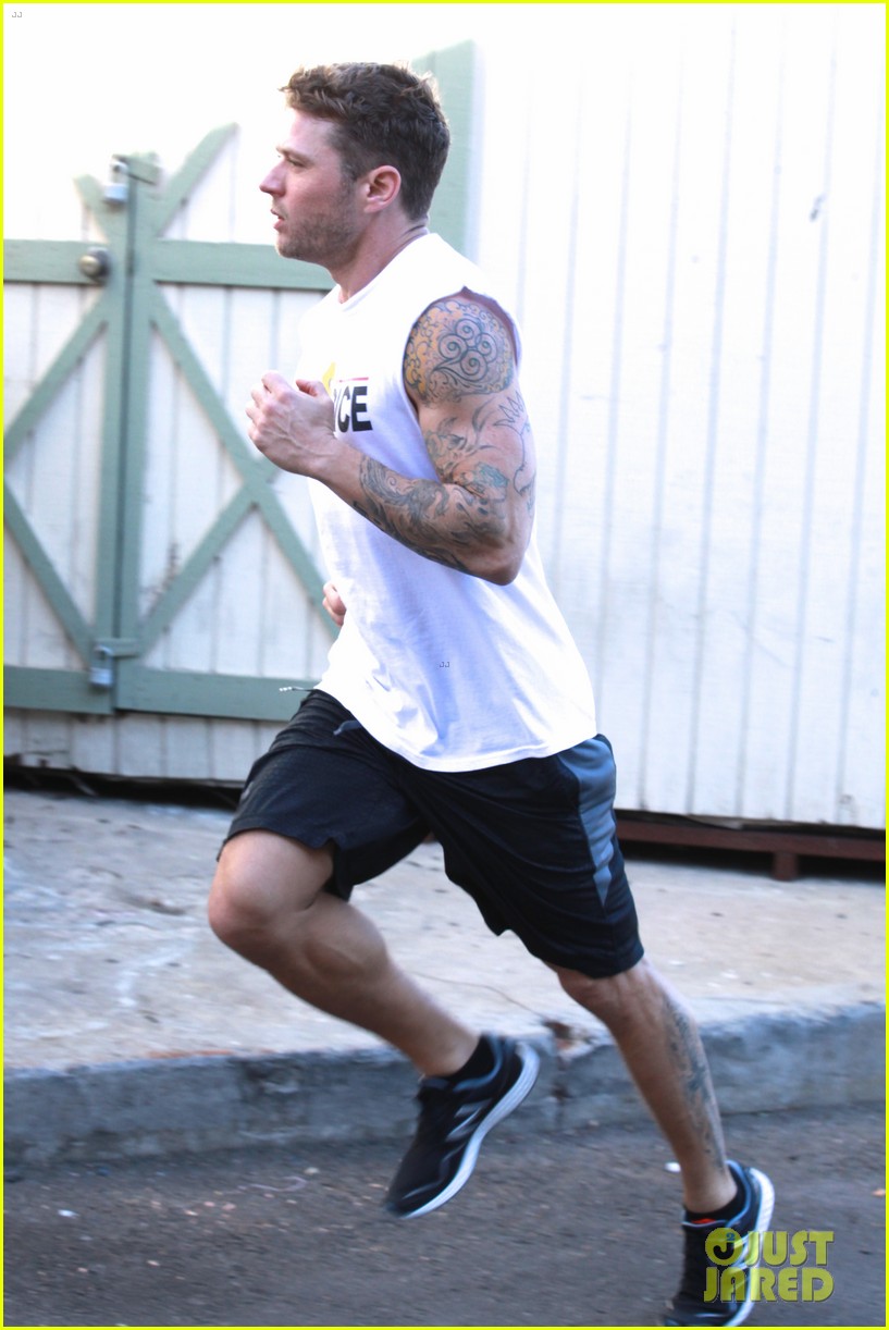 Ryan Phillippe Found His Face in a Delaware Applebee's!: Photo 3519923 ...