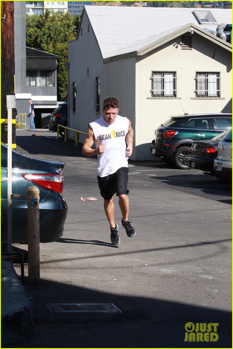 Ryan Phillippe Found His Face in a Delaware Applebee's!: Photo 3519927 ...