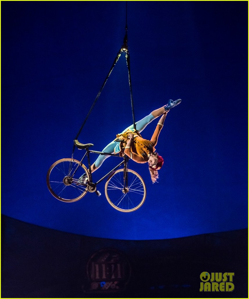 Jeremy Renner Goes Under The Big Top at Cirque Du Soleil's 'Kurios ...