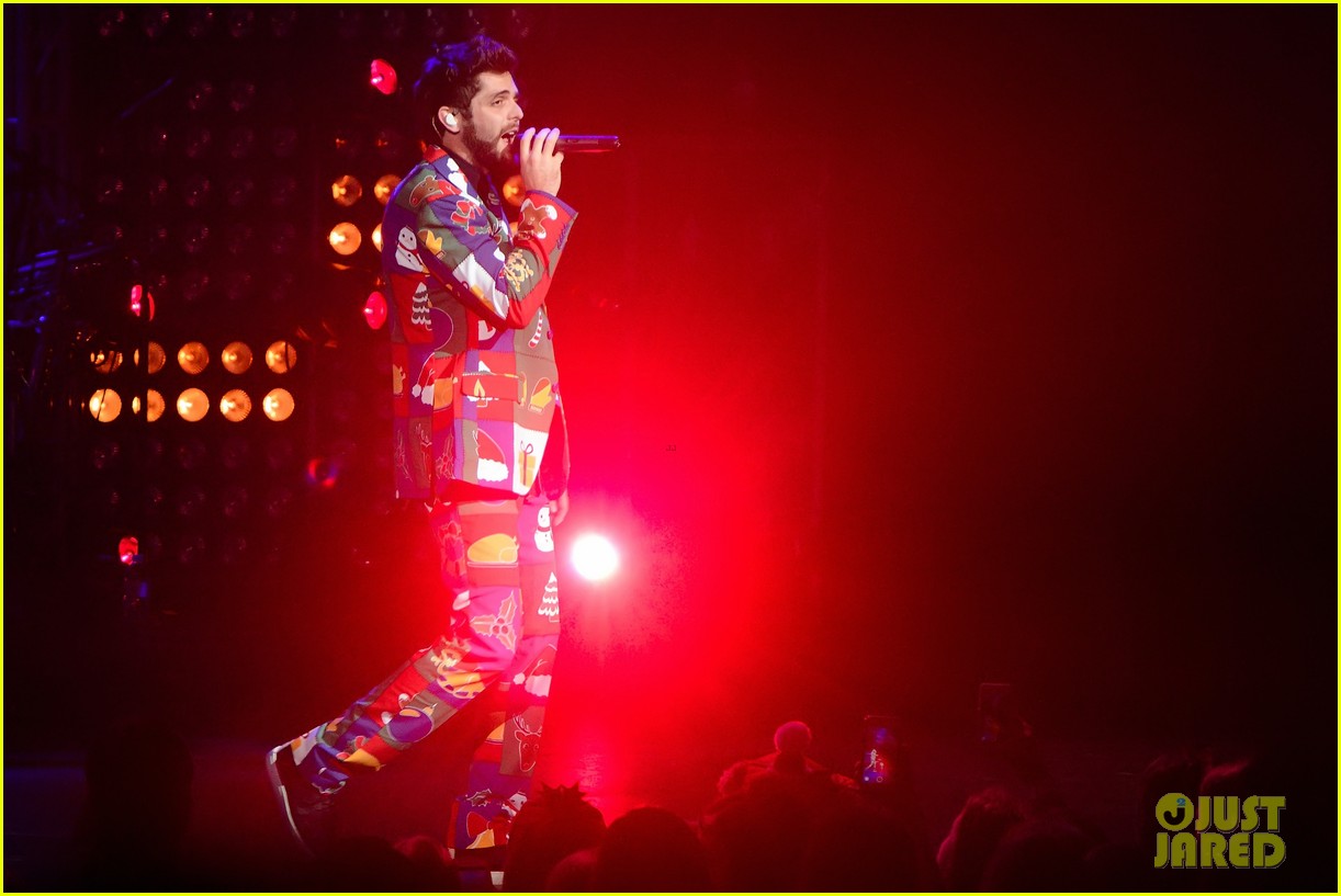 Thomas Rhett's Concert Outfit Is a Big Christmas Explosion!: Photo ...