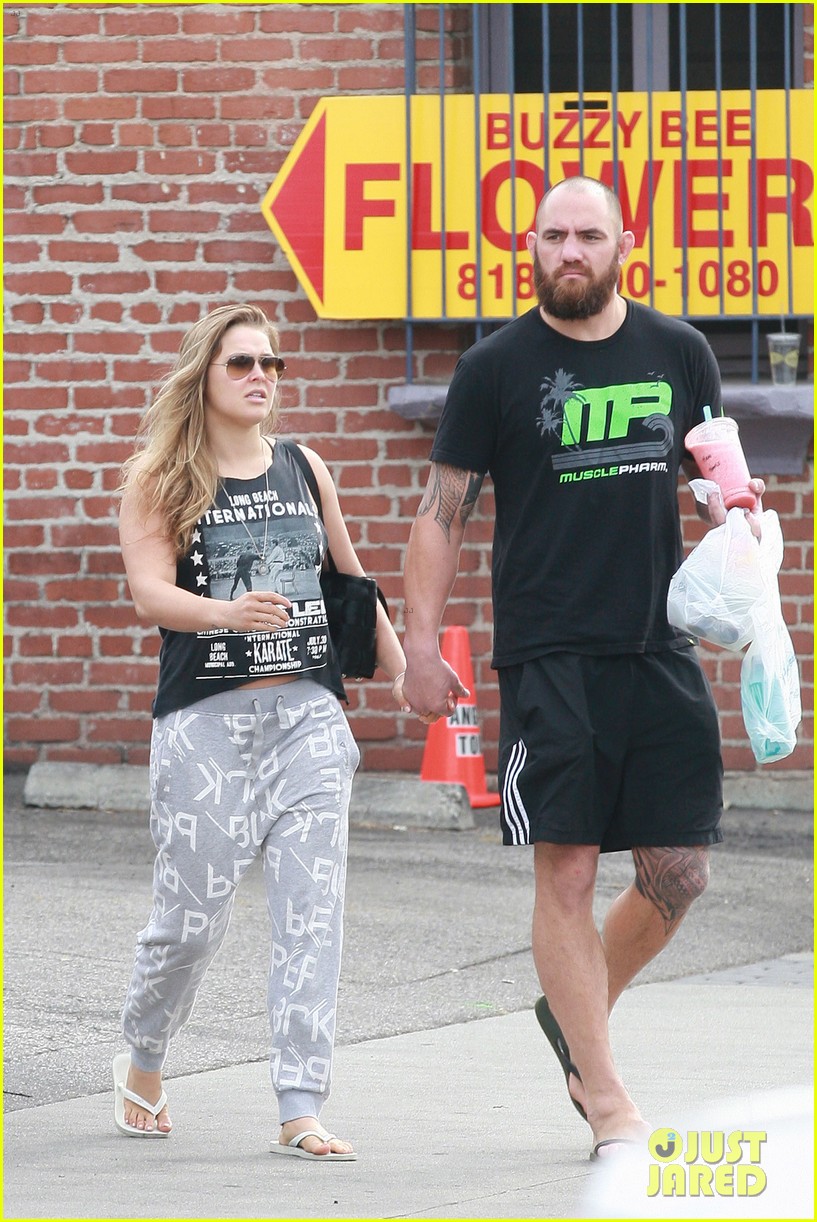 Ronda Rousey Kisses Travis Browne, Flaunts Rare PDA: Photo 3527474 ...