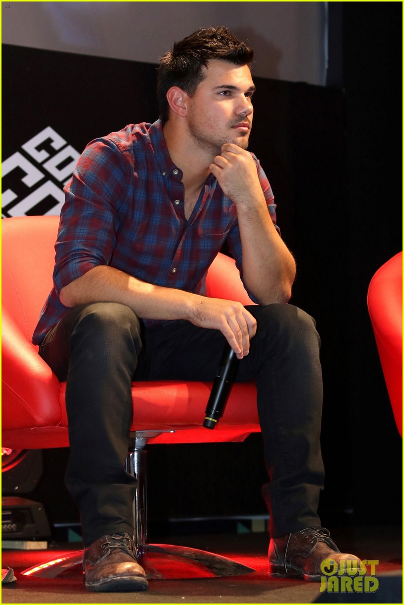 Terry Crews Shows Off Ripped Torso at Comic Con in Brazil: Photo ...