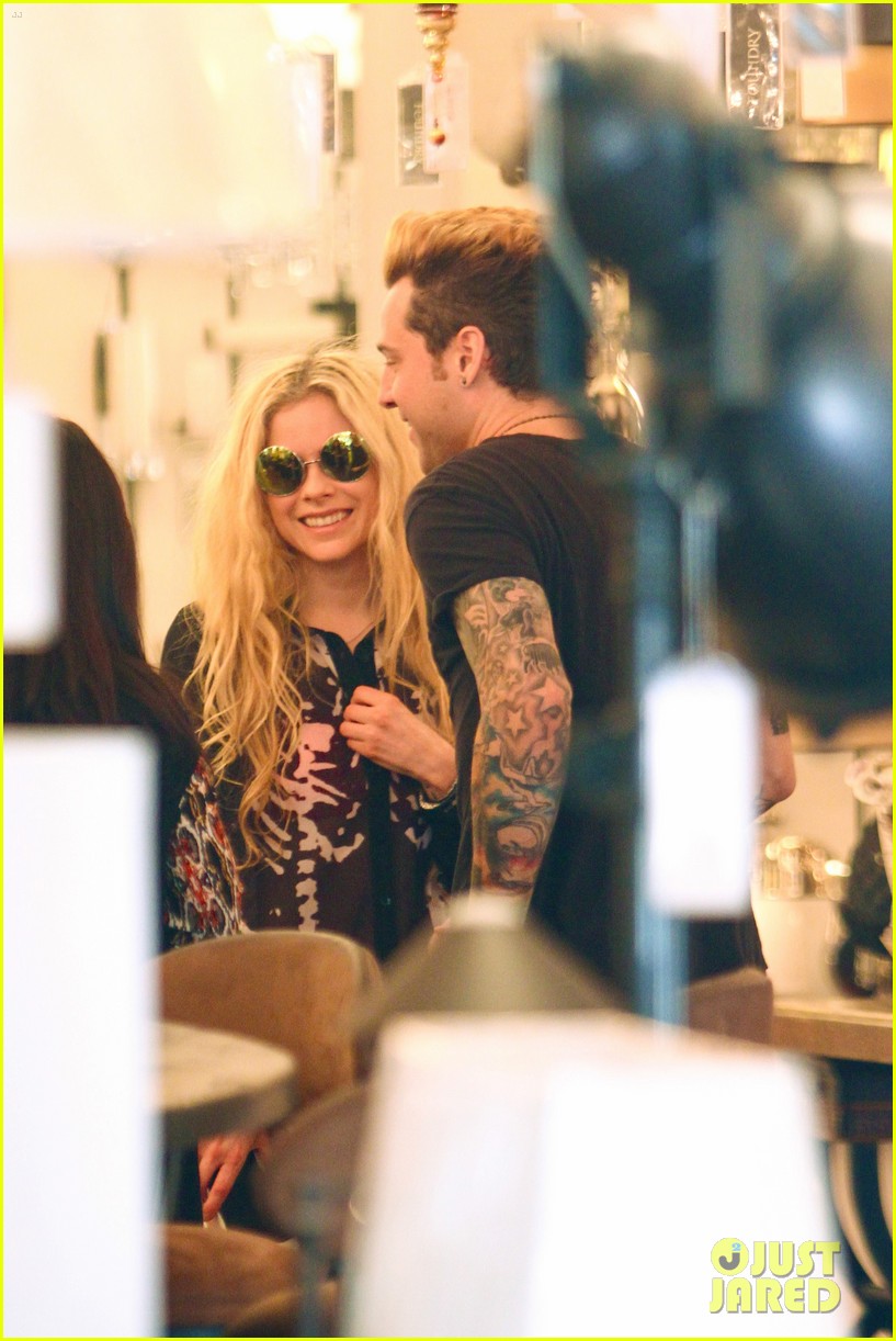 Roommates Avril Lavigne & Ryan Cabrera Do Some Shopping Together ...