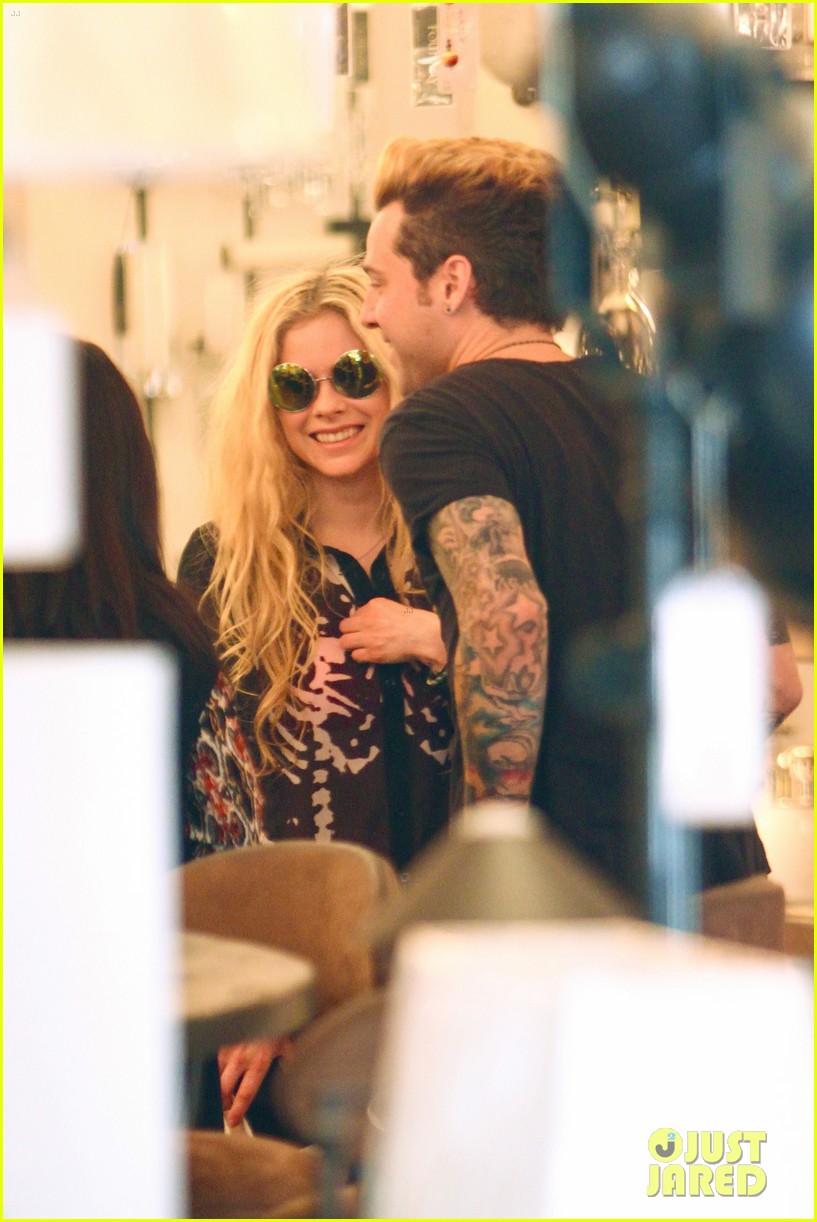 Roommates Avril Lavigne & Ryan Cabrera Do Some Shopping Together ...