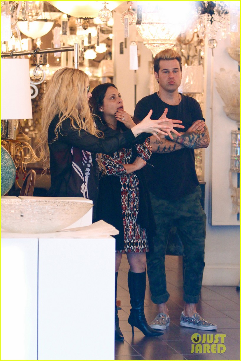 Roommates Avril Lavigne & Ryan Cabrera Do Some Shopping Together ...