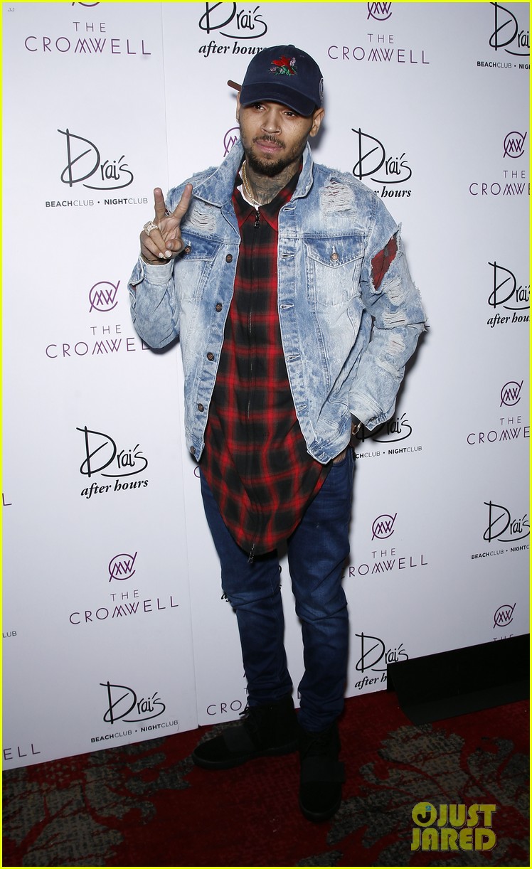 Chris Brown Kicks Off 2016 with Shirtless Vegas Performance: Photo ...