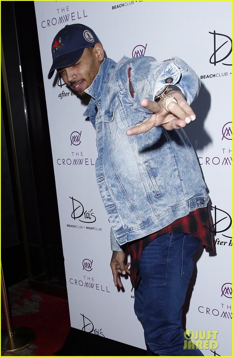 Chris Brown Kicks Off 2016 with Shirtless Vegas Performance: Photo ...