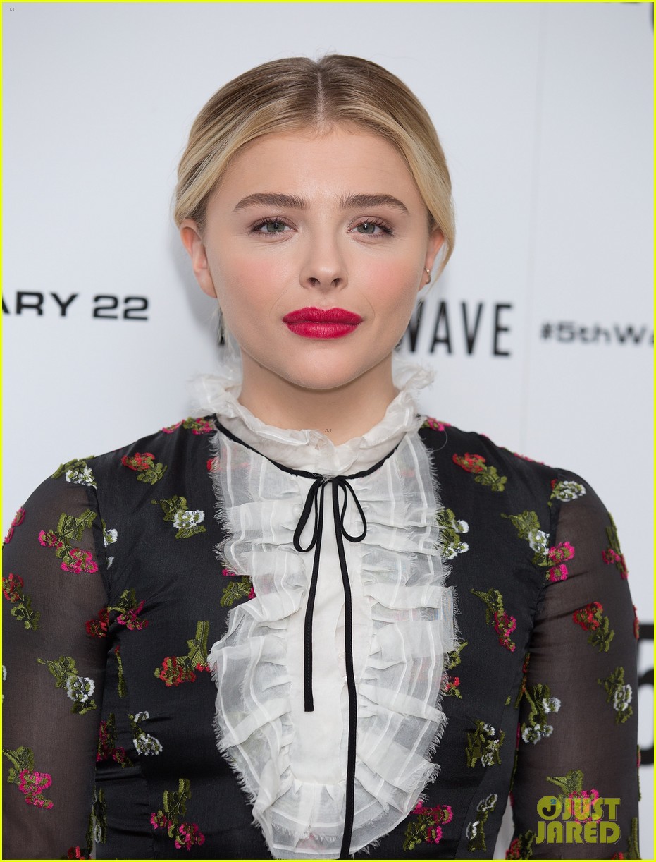 Chloe Moretz & Alex Roe Bring 'The 5th Wave' to London: Photo 3557157 ...