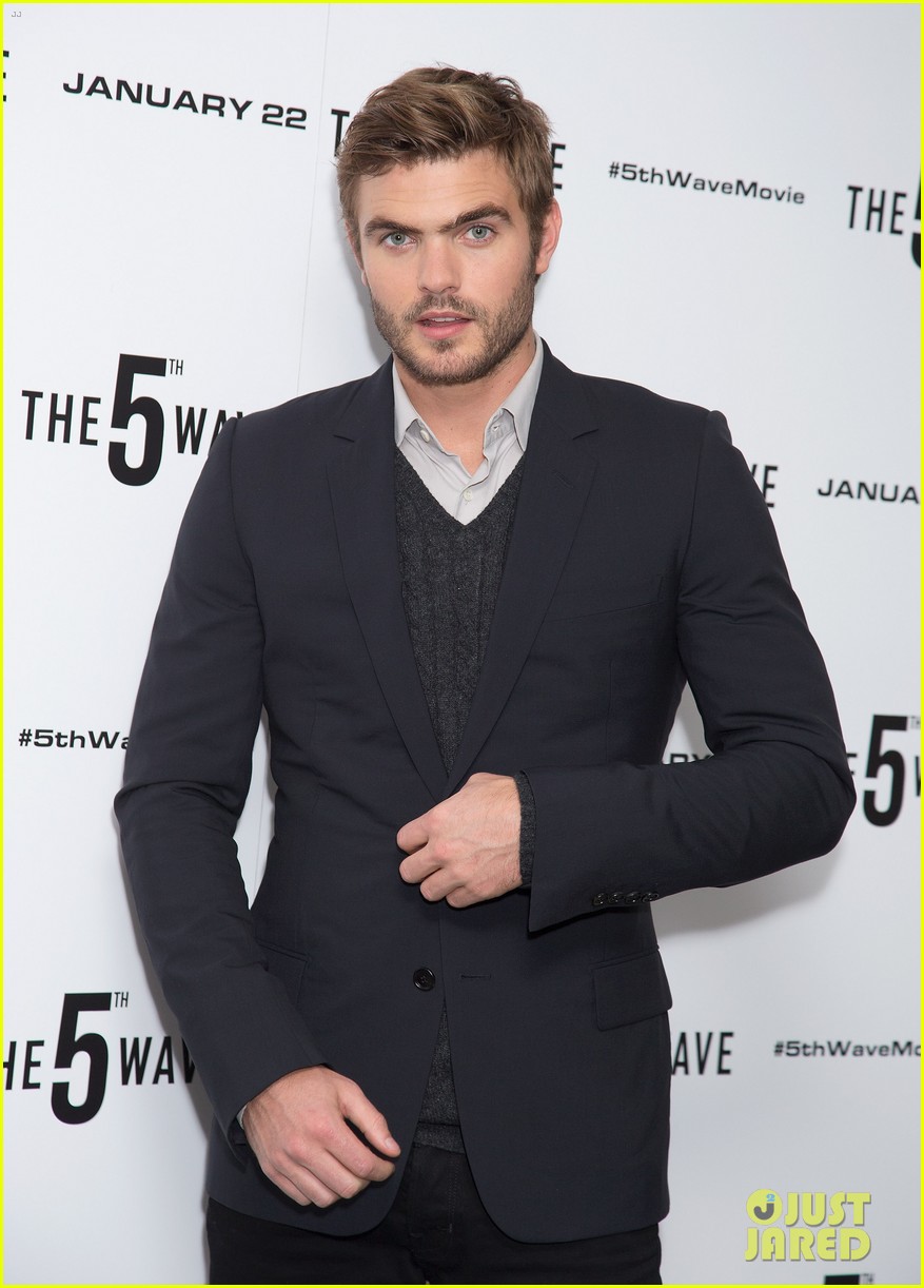 Chloe Moretz & Alex Roe Bring 'The 5th Wave' to London: Photo 3557176 ...