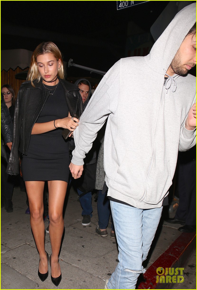 Hailey Baldwin Dines Out At The Nice Guy With Friends: Photo 3553073 ...