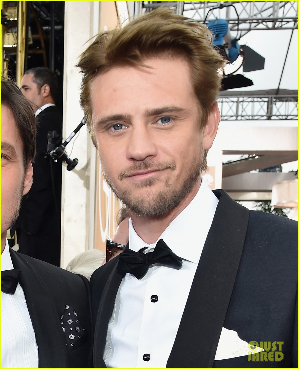 Narcos' Boyd Holbrook & Pedro Pascal Buddy Up at Golden Globes 2016 ...