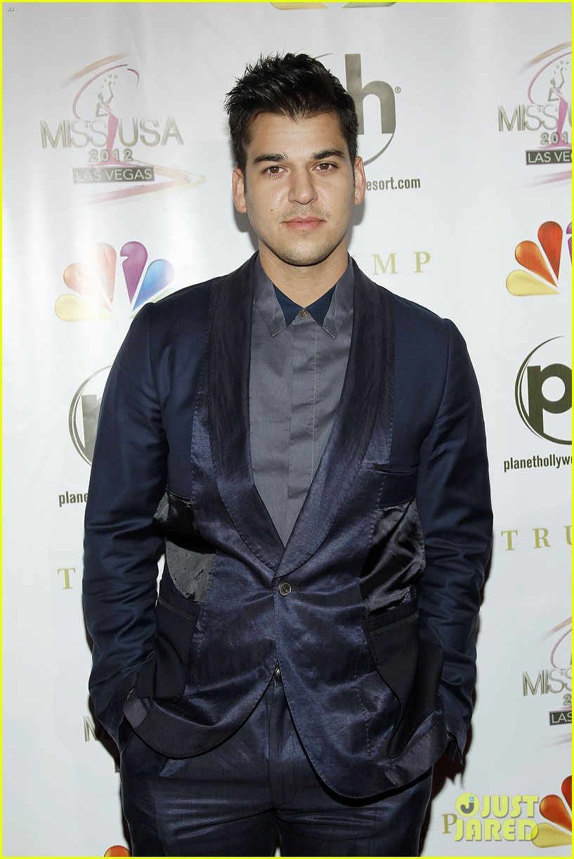 Kylie Jenner 'Feels Super Betrayed' By Rob Kardashian for Dating Blac ...