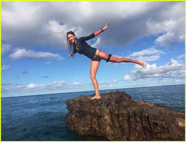 Blake Lively Shows Off Her 'Bloody' Legs in Bikini Bottoms: Photo ...