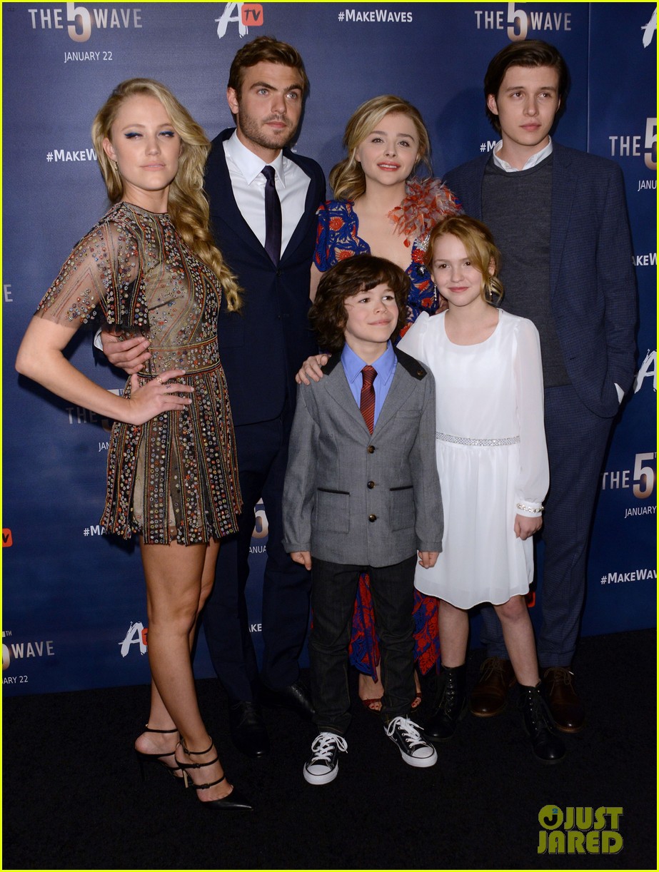 Chloe Moretz Gives Awesomeness TV Fans a First Look at 'The 5th Wave ...