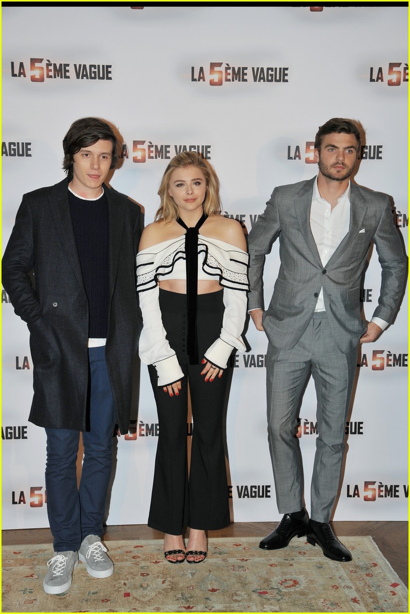 Chloe Moretz Jets to Paris for '5th Wave' Press: Photo 3556283 | Chloe ...