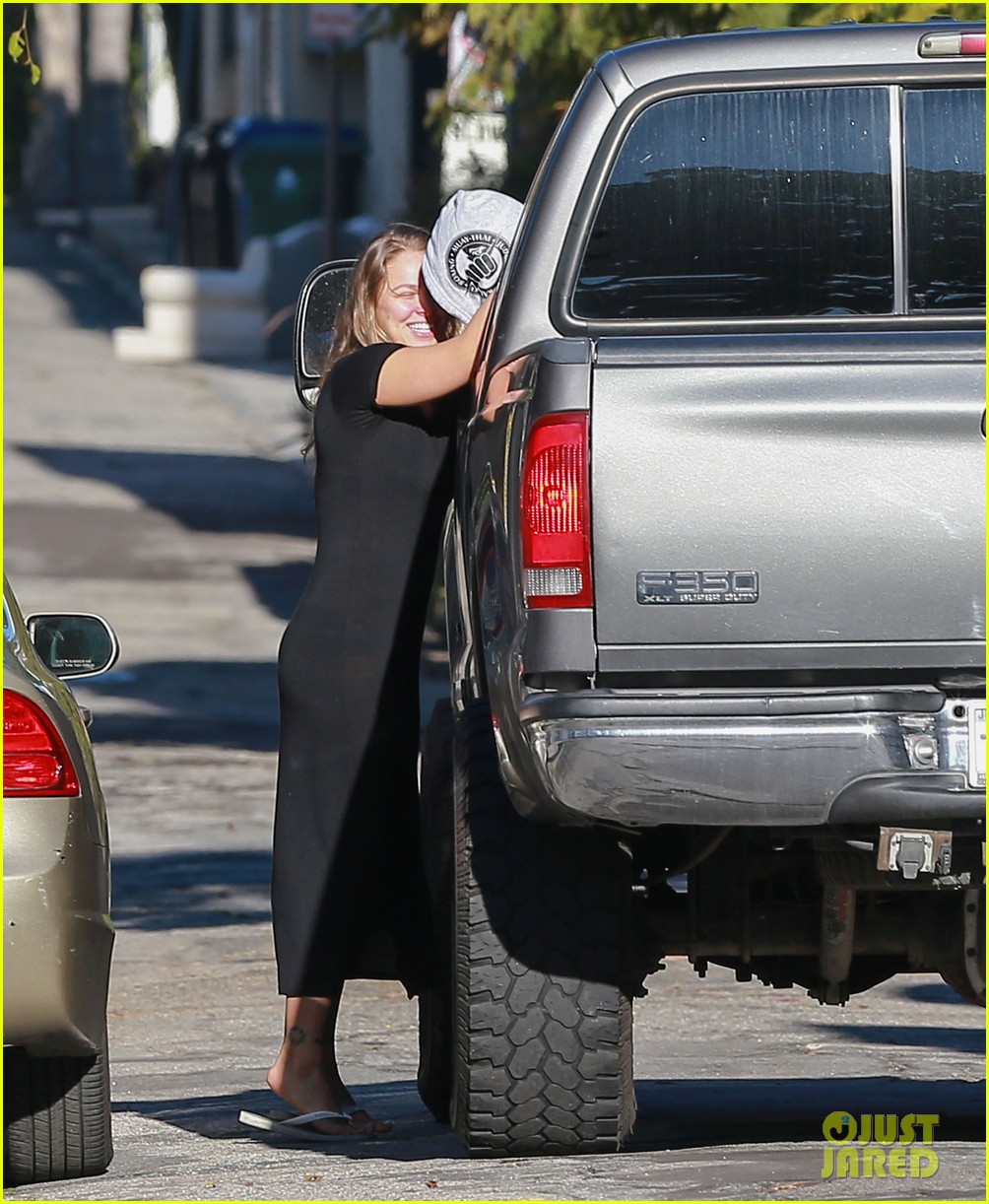 Ronda Rousey Gives Boyfriend Travis Browne a Kiss Through the Car ...