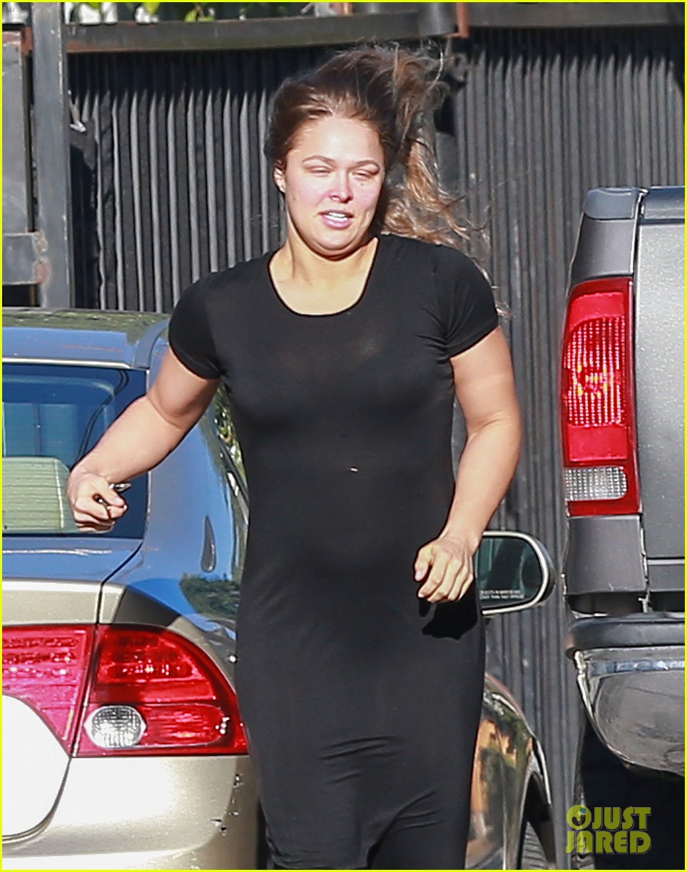 Ronda Rousey Gives Boyfriend Travis Browne a Kiss Through the Car ...