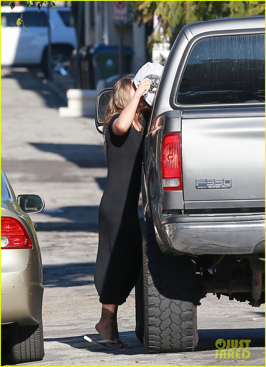Ronda Rousey Gives Boyfriend Travis Browne a Kiss Through the Car ...