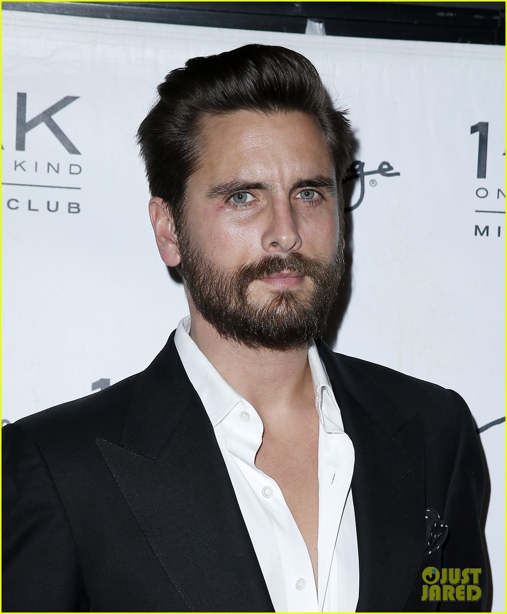 Scott Disick Heads Home After Celebrating New Year's Eve 2016 in Las ...