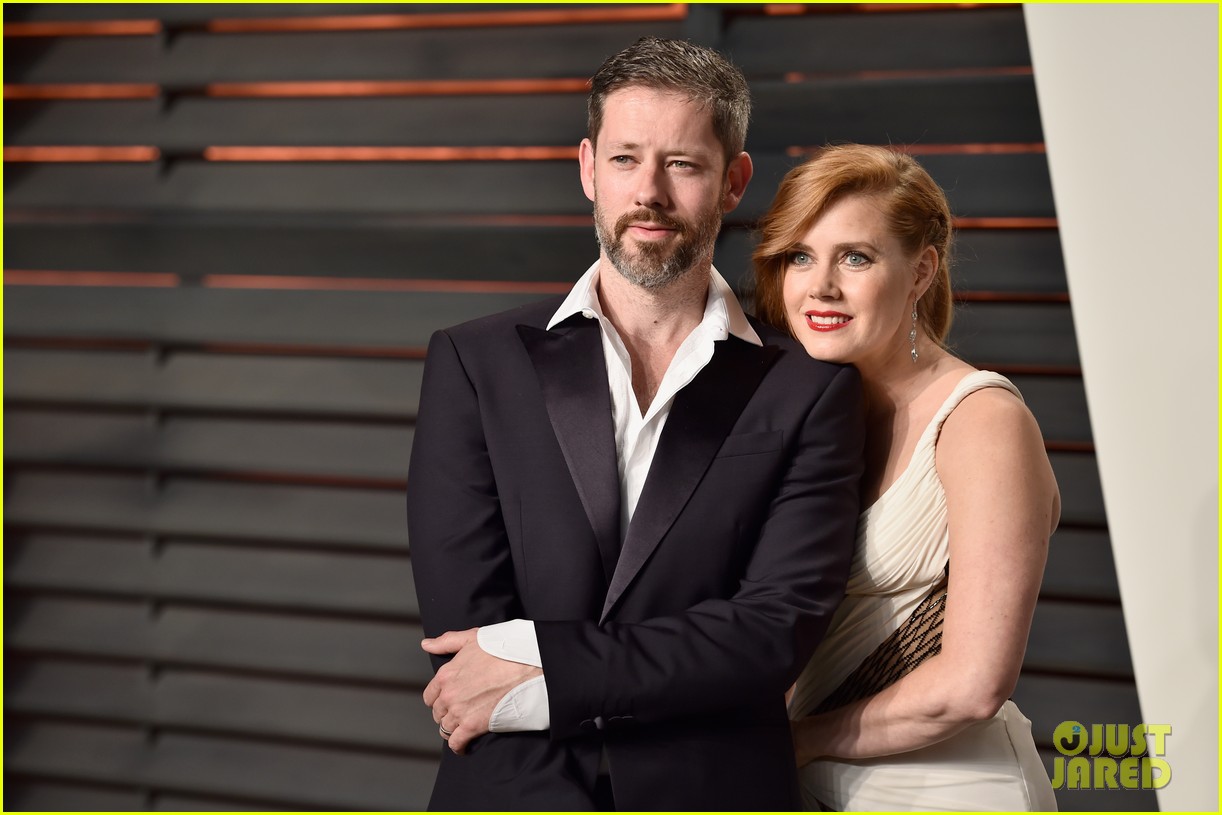 Amy Adams Plants Kiss on Partner Darren Le Gallo at Vanity Fair Oscar ...
