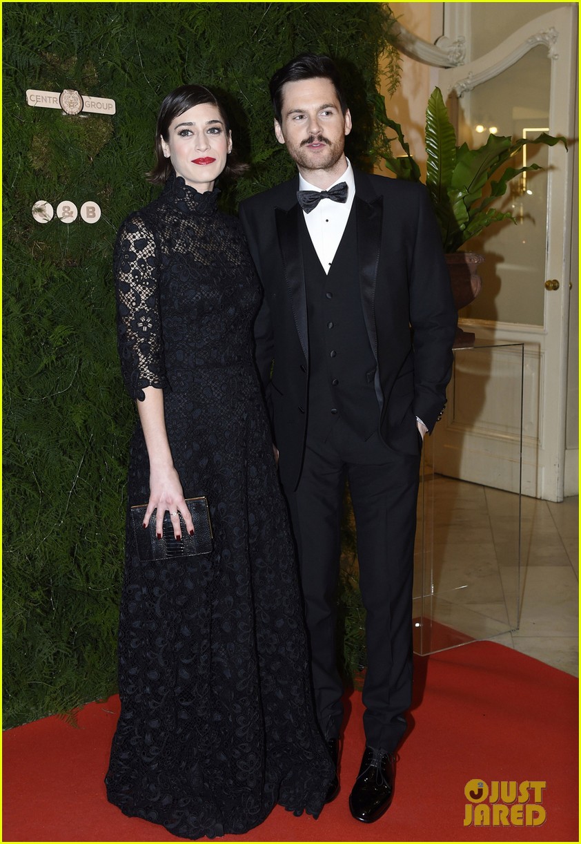 Lizzy Caplan & Boyfriend Tom Riley Make Red Carpet Debut At Prague ...