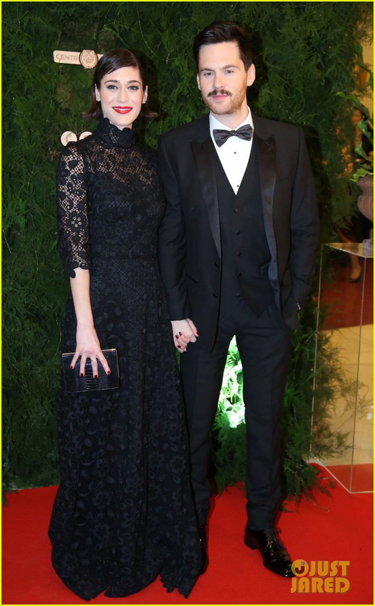 Lizzy Caplan & Boyfriend Tom Riley Make Red Carpet Debut At Prague ...