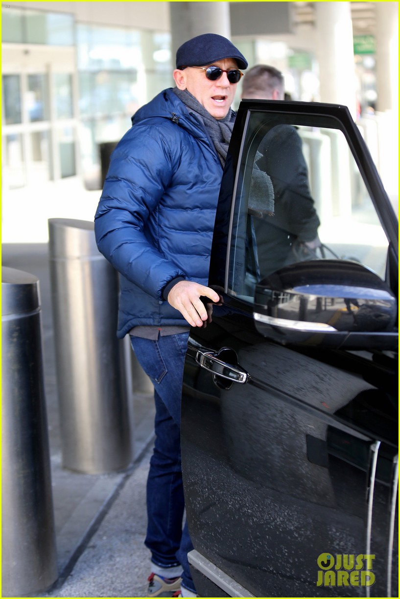 Daniel Craig Arrives Back Home with a Smile!: Photo 3565877 | Daniel ...