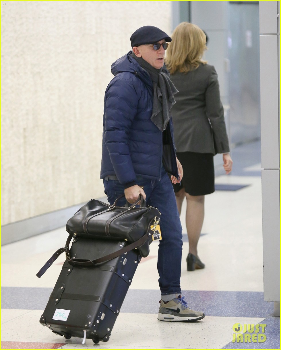 Daniel Craig Arrives Back Home with a Smile!: Photo 3565879 | Daniel ...