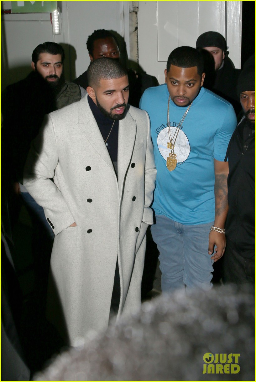 Drake Headlines Bat Mitzvah, Sings 'Hotline Bling' For Screaming Kids ...