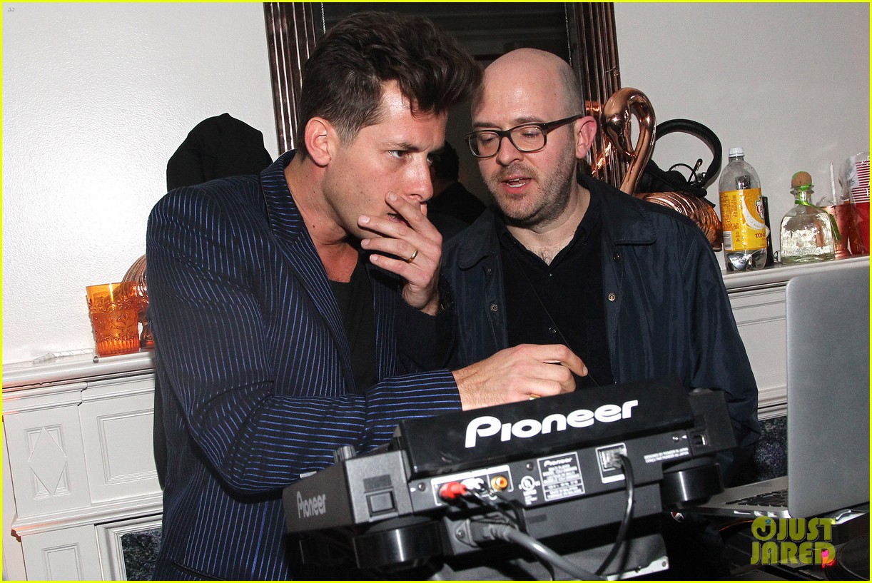 Lady Gaga Celebrates David Bowie Performance At Mark Ronson's Grammy's ...