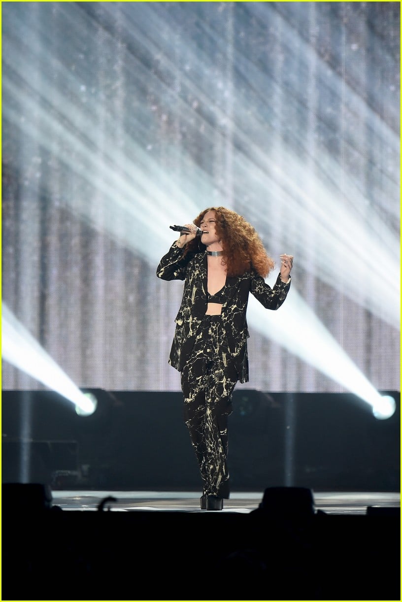 Jess Glynne Performs 'Hold My Hand' at BRIT Awards 2016 - WATCH NOW ...