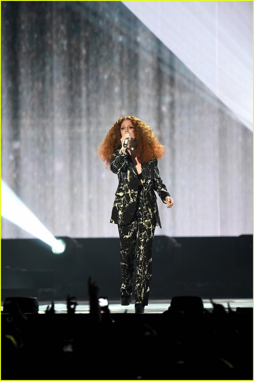 Jess Glynne Performs 'Hold My Hand' at BRIT Awards 2016 - WATCH NOW ...