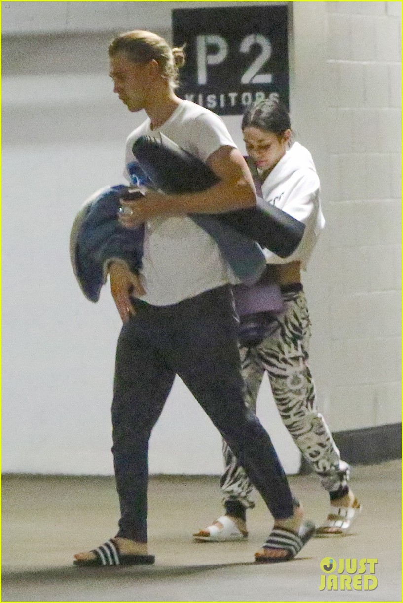 Vanessa Hudgens & Boyfriend Austin Butler Step Out After Amazing ...