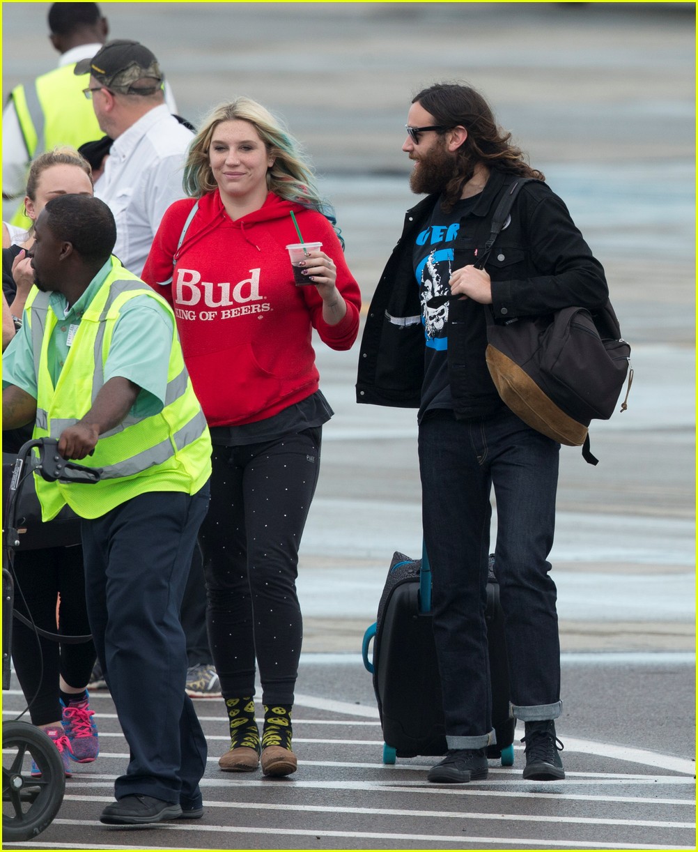 Kesha & Boyfriend Brad Ashenfelter Touch Down in Caribbean: Photo ...