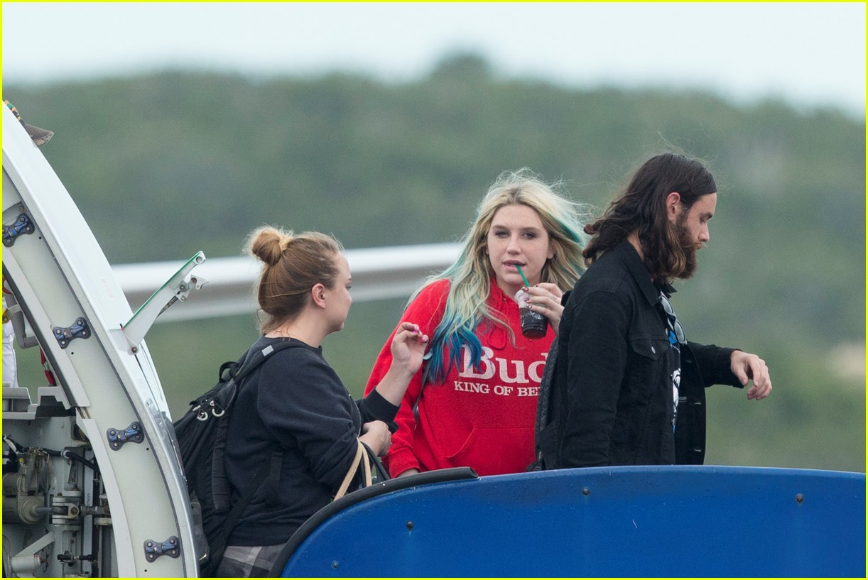 Kesha & Boyfriend Brad Ashenfelter Touch Down in Caribbean: Photo ...