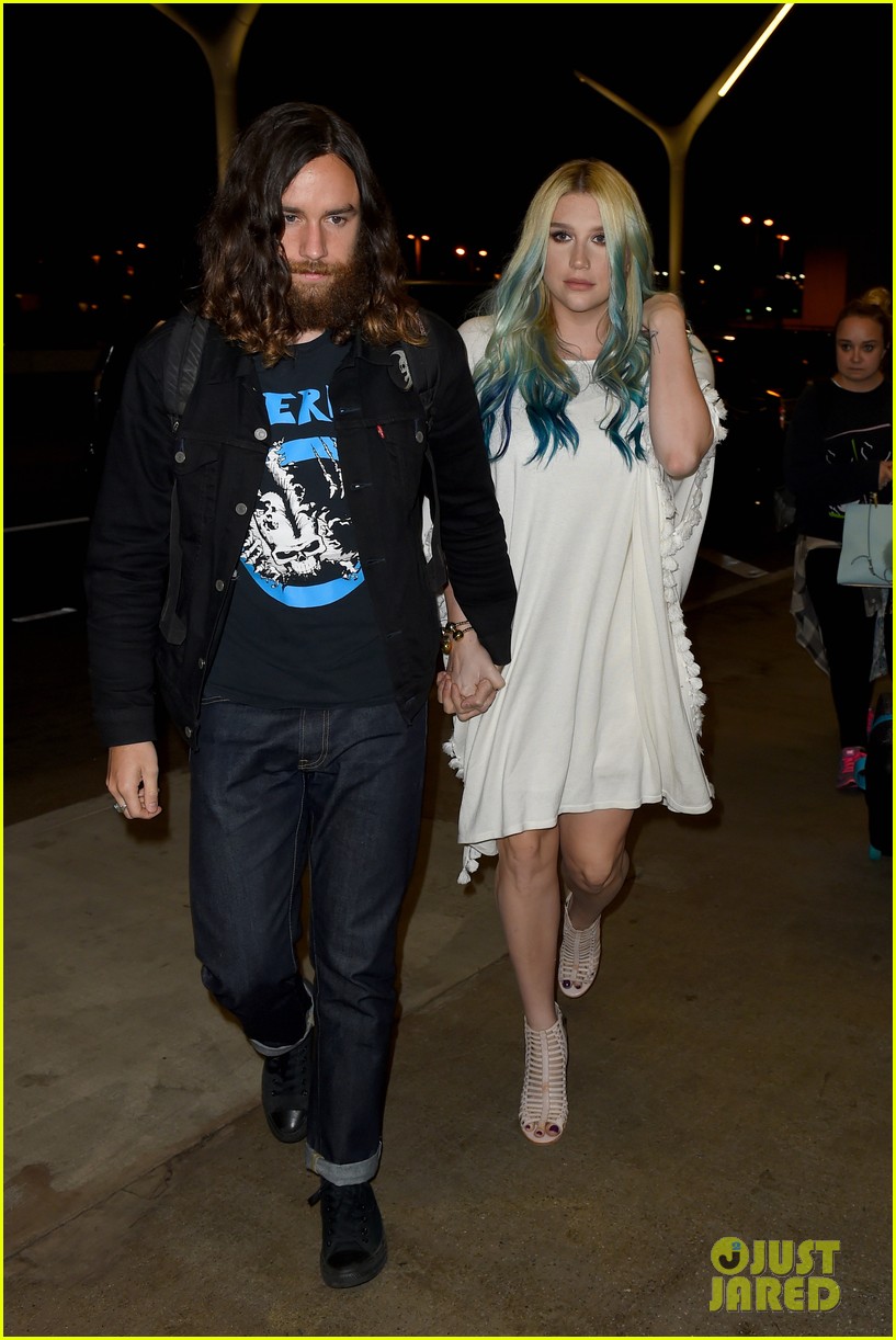 Kesha Heads to the Bahamas with Boyfriend Brad Ashenfelter: Photo ...