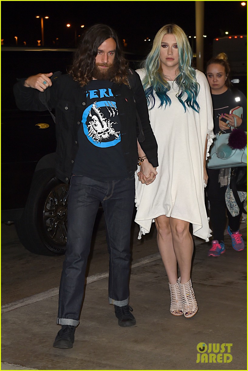 Kesha Heads to the Bahamas with Boyfriend Brad Ashenfelter: Photo ...