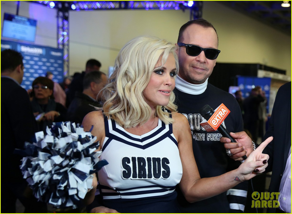 Jenny McCarthy & Donnie Wahlberg Are Adorable Super Bowl Cheerleaders ...