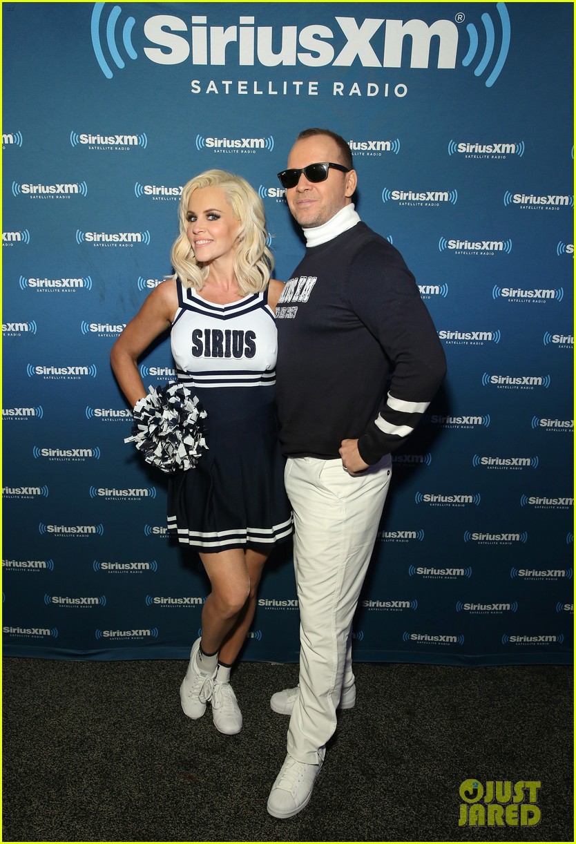 Jenny McCarthy & Donnie Wahlberg Are Adorable Super Bowl Cheerleaders ...