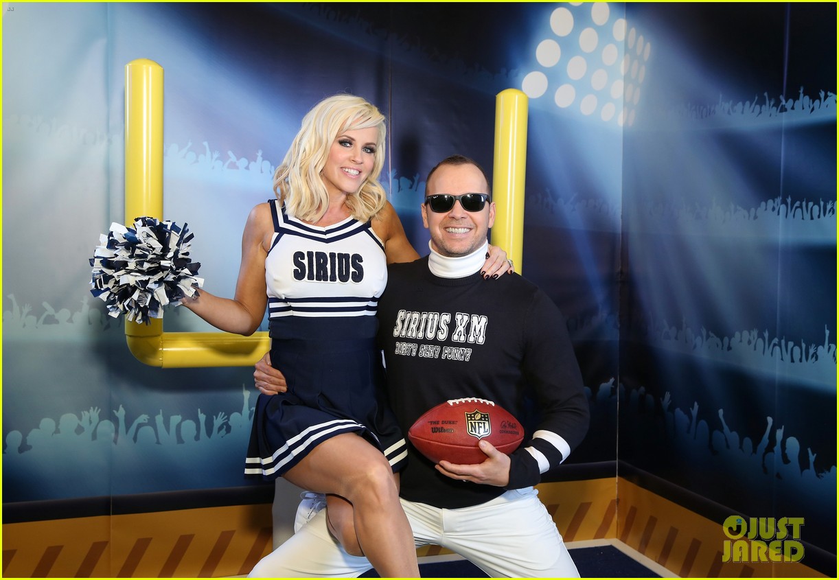 Jenny McCarthy & Donnie Wahlberg Are Adorable Super Bowl Cheerleaders ...